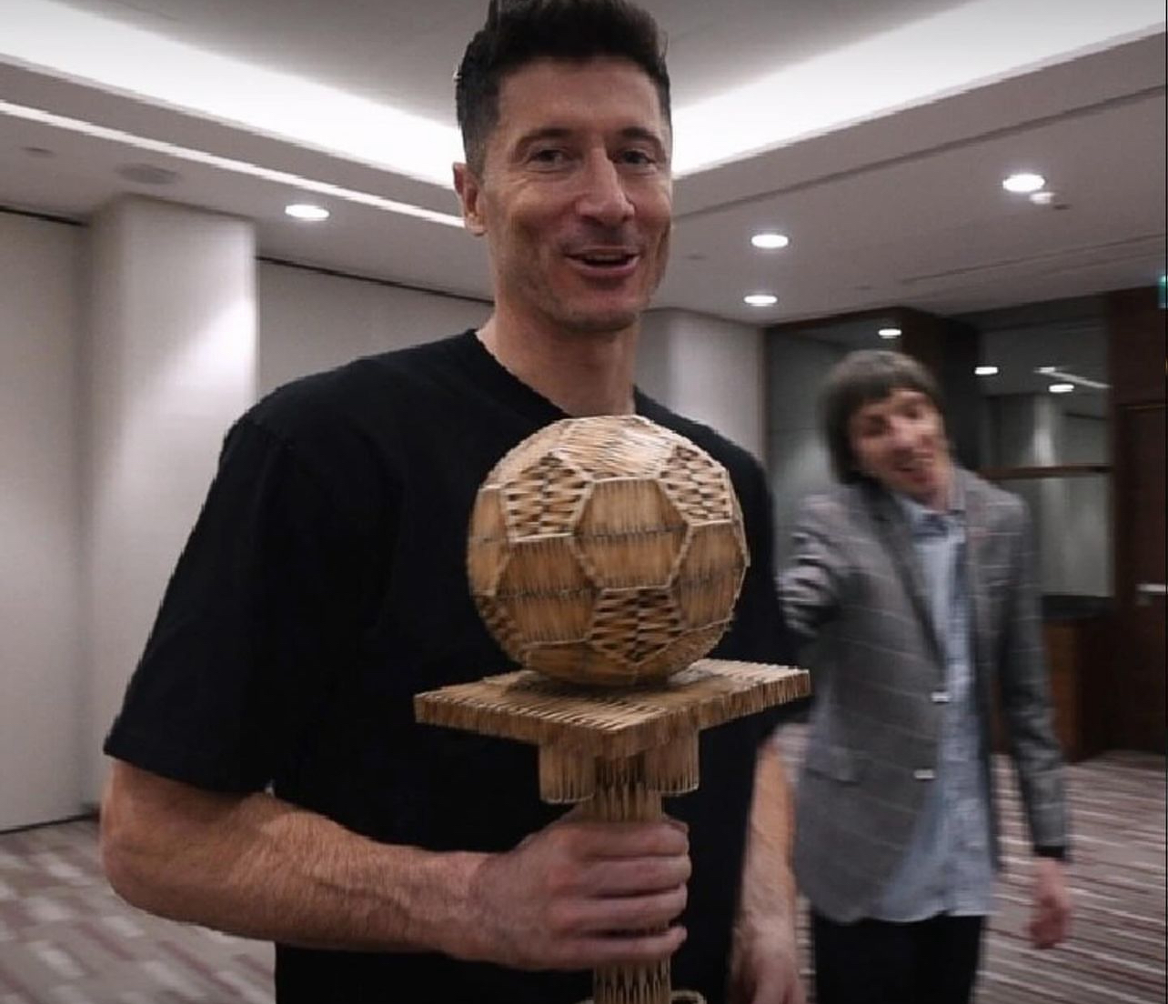 Robert Lewandowski otrzymał wyjątkową złotą piłkę, wykonaną ...