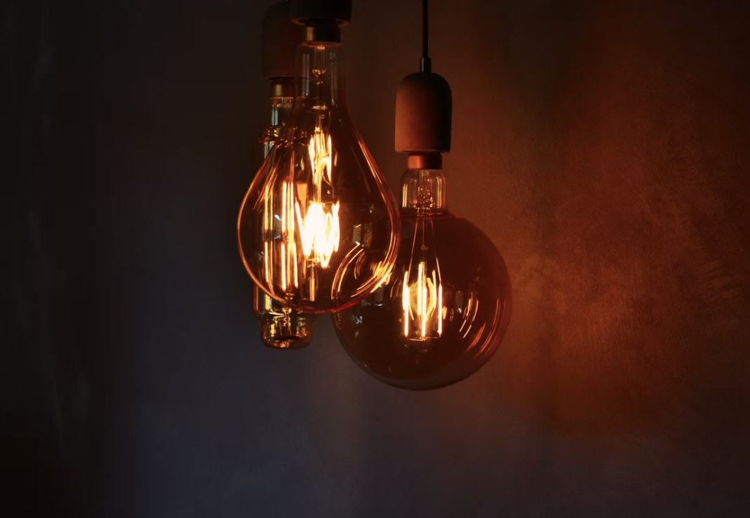 Przed opatentowaniem żarówki elektrycznej przez Thomasa Edisona w 1879 ...