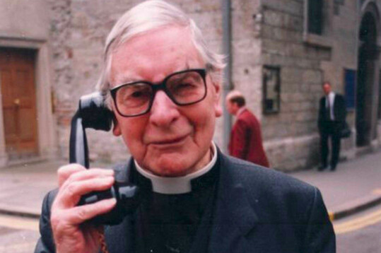 Chad Varah to ksiądz, który w 1953 roku stworzył pierwszą na świecie ...